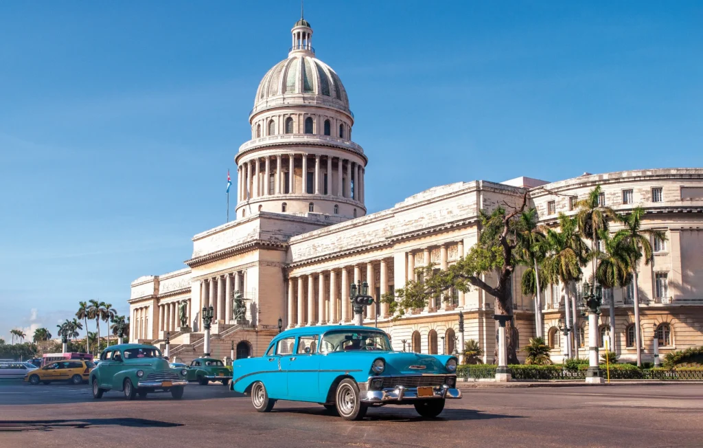 Cuba - A Symphony of Salsa, Vintage Cars and Colonial Charm ย้อนกลับยุค ...